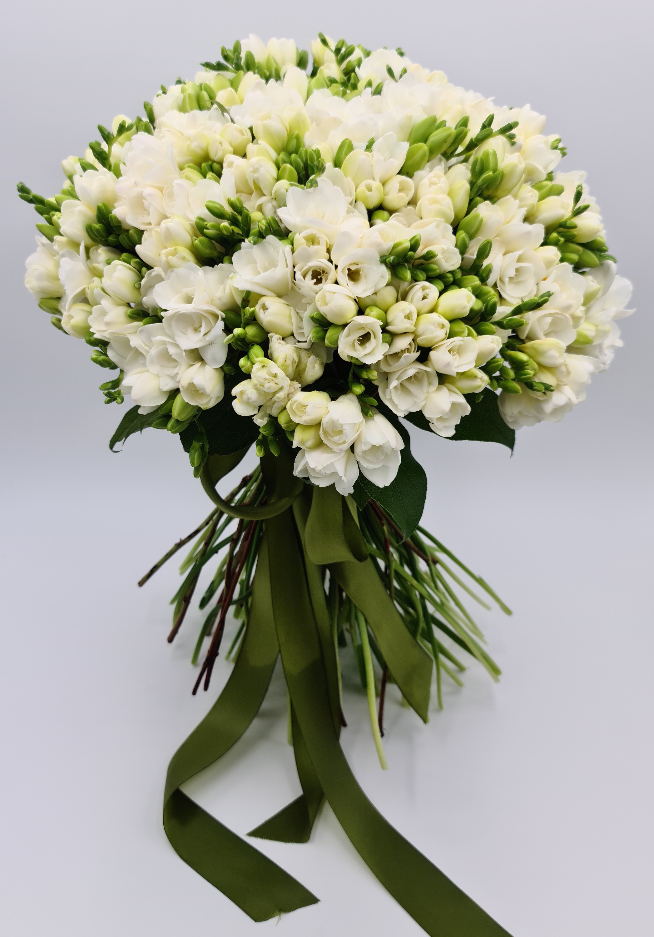 Buchet frezii albe pentru un cadou cu flori ale puritatii