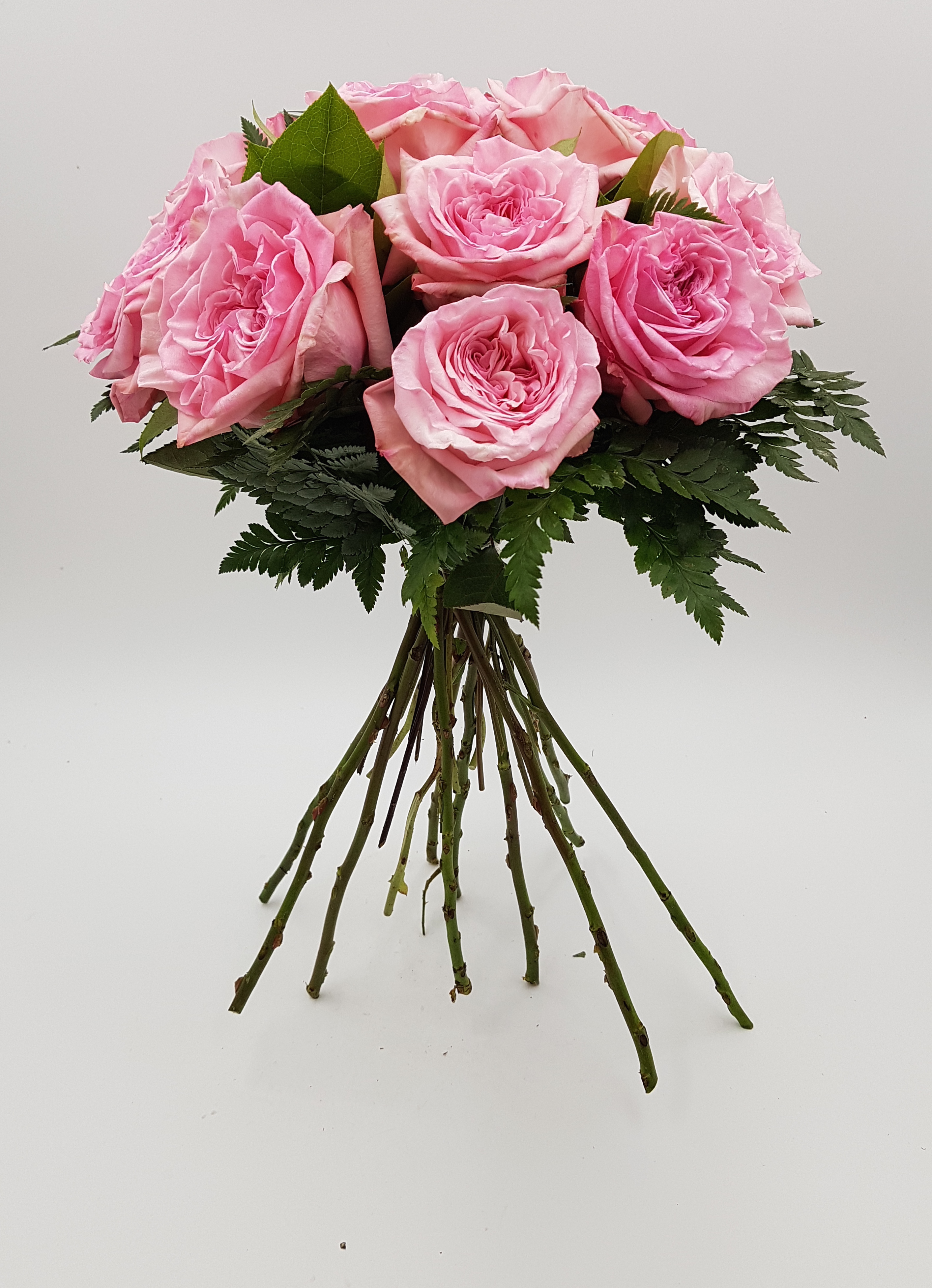 Buchet de trandafiri roz cu verdeata mixta