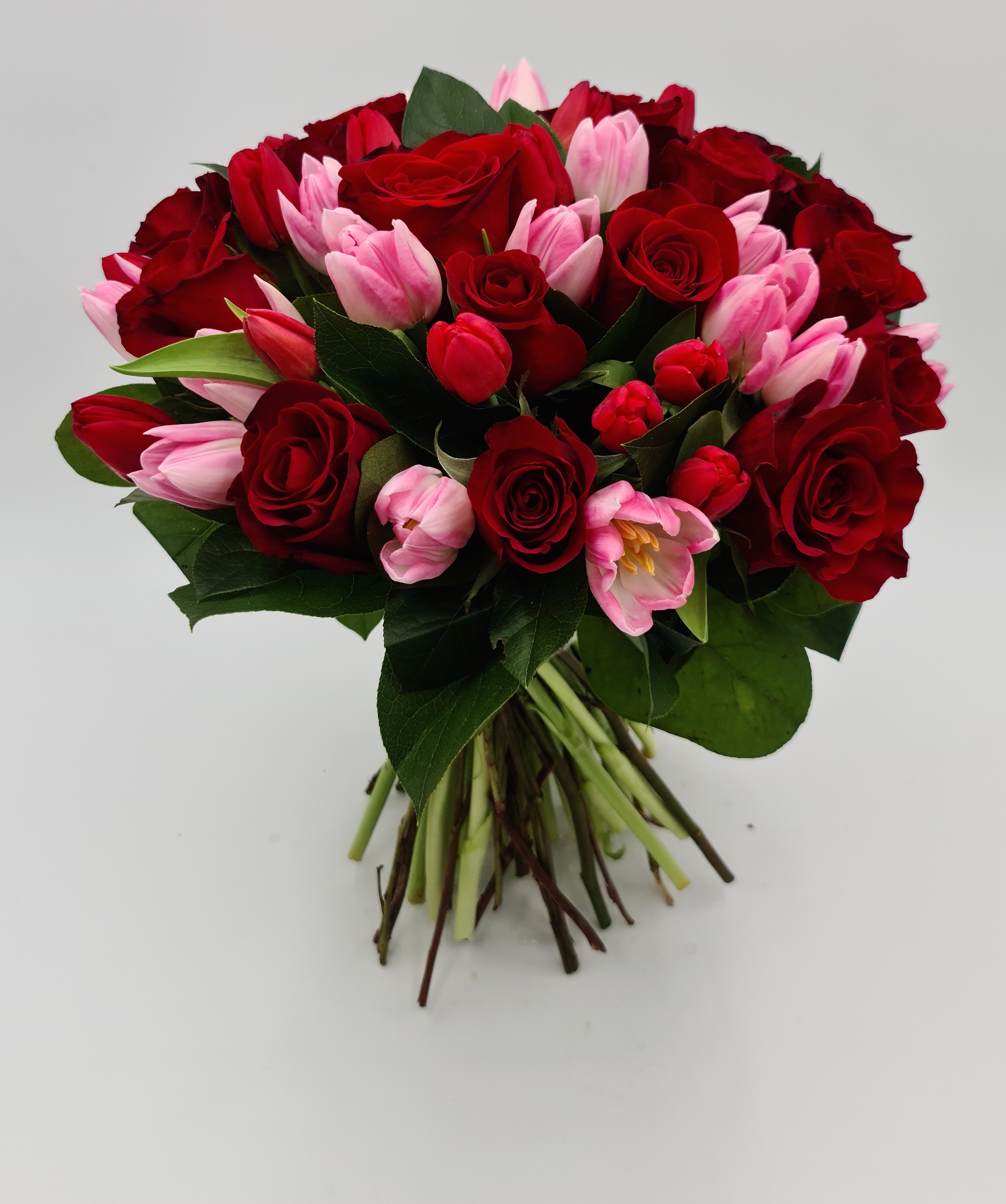 Buchet trandafiri rosii si lalele roz