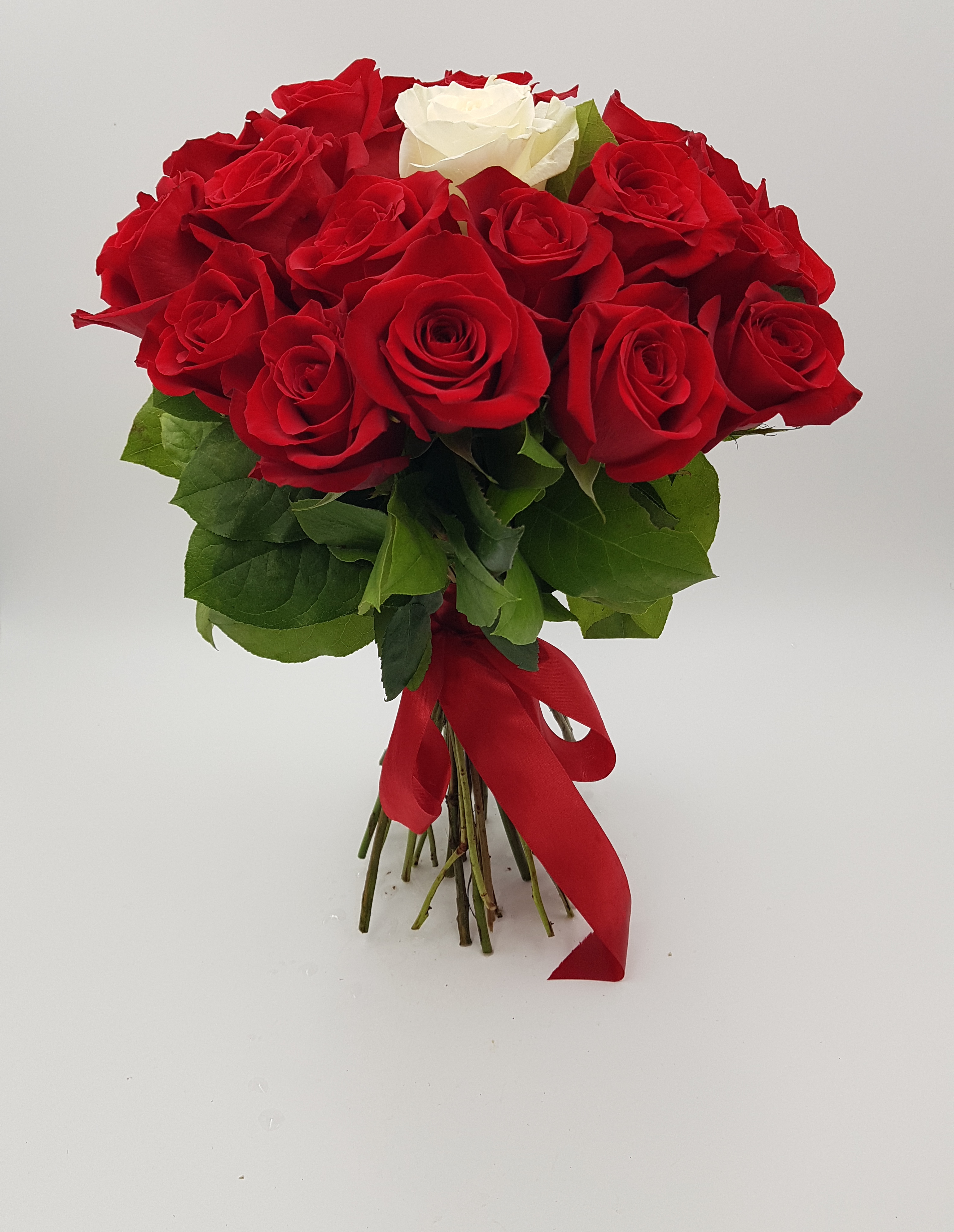 Buchet cu trandafiri rosii si un trandafir alb