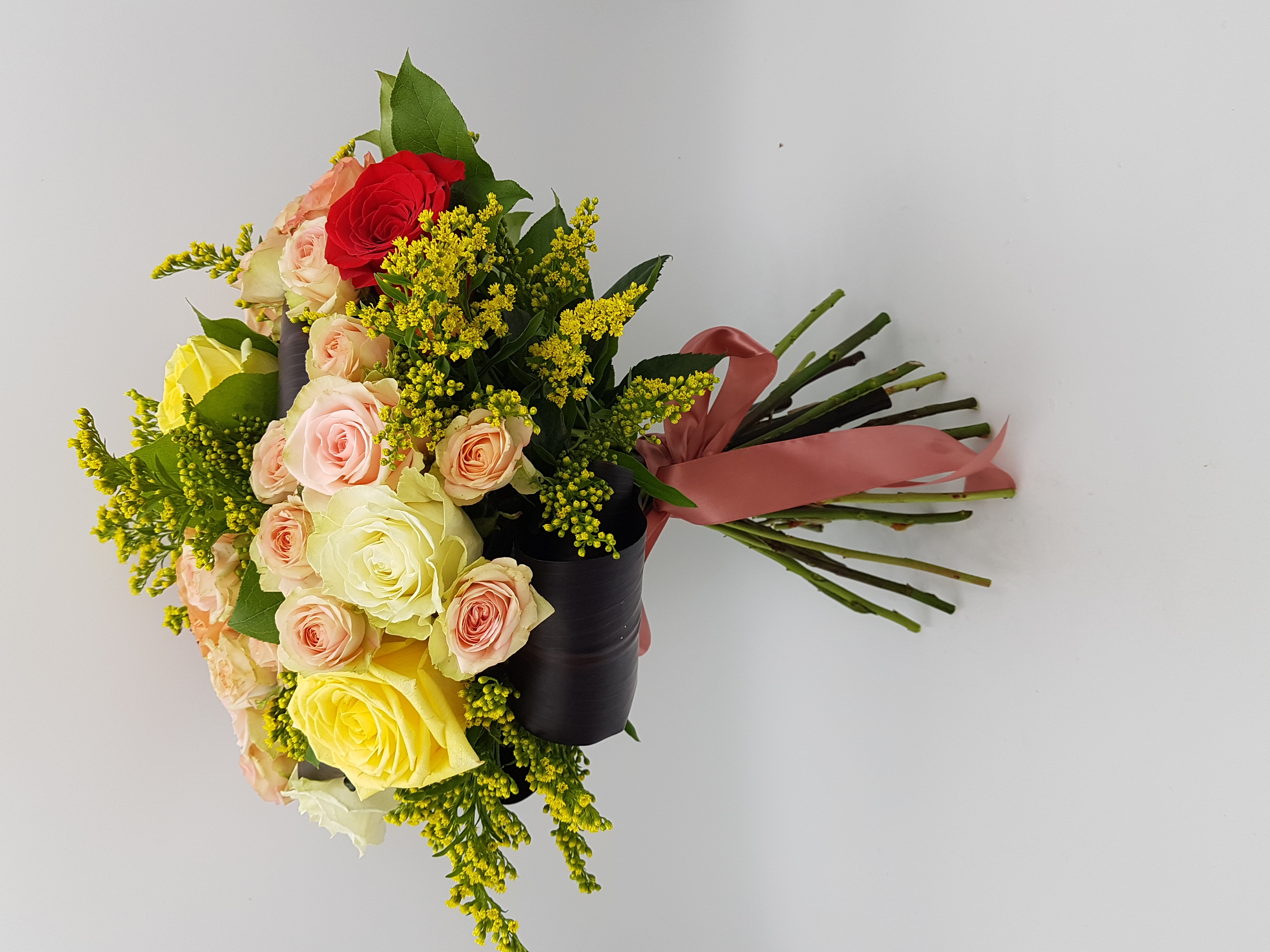 Buchet de trandafiri Tropical din flori multicolore