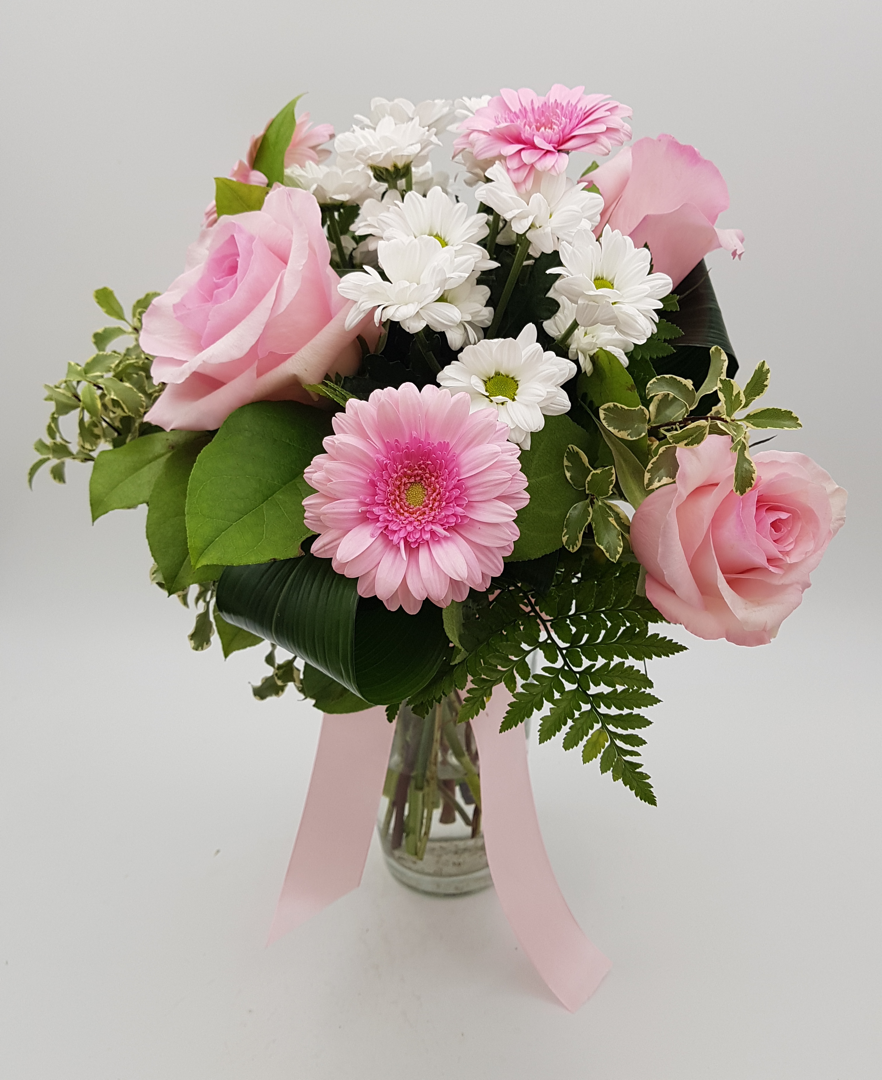 Crizanteme albe, gerbera roz si trandafiri roz - Viata-n roz