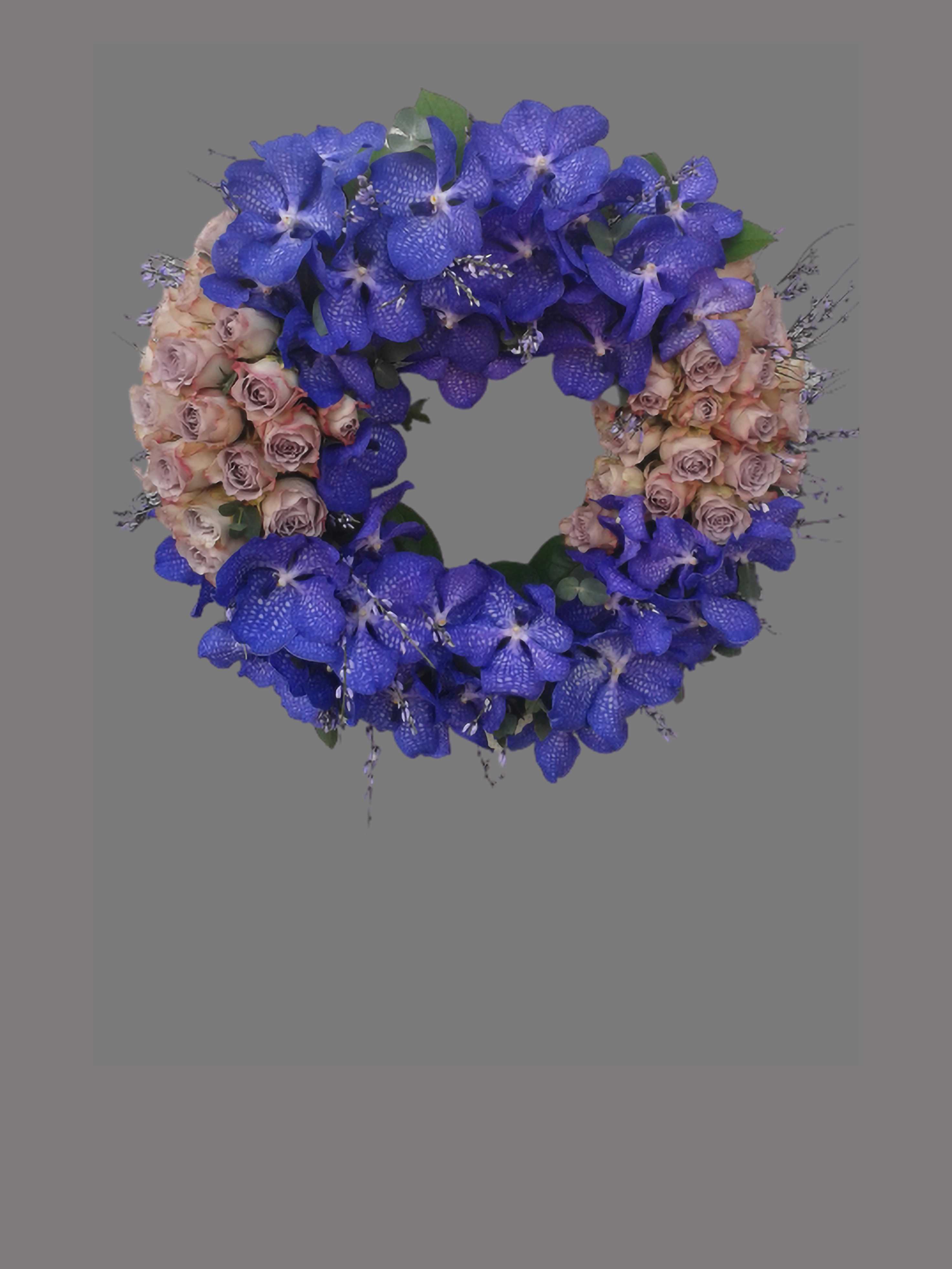 Coroana funerara din crini imperiali si trandafiri albi