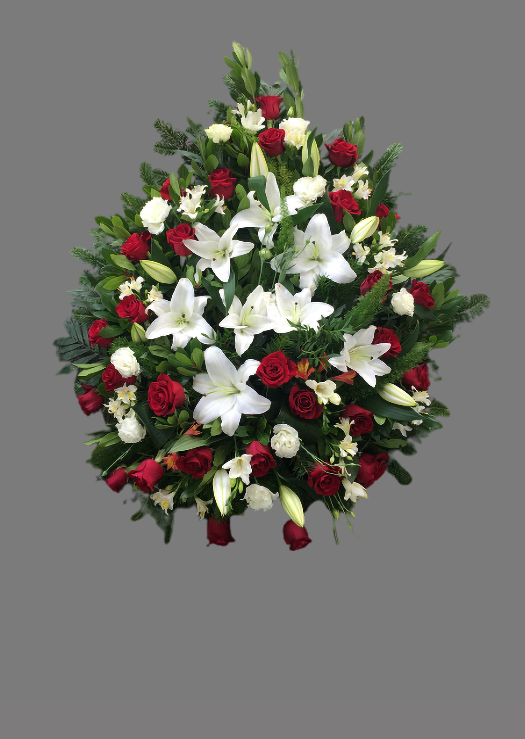 Coroana funerara din crini albi si trandafiri rosii