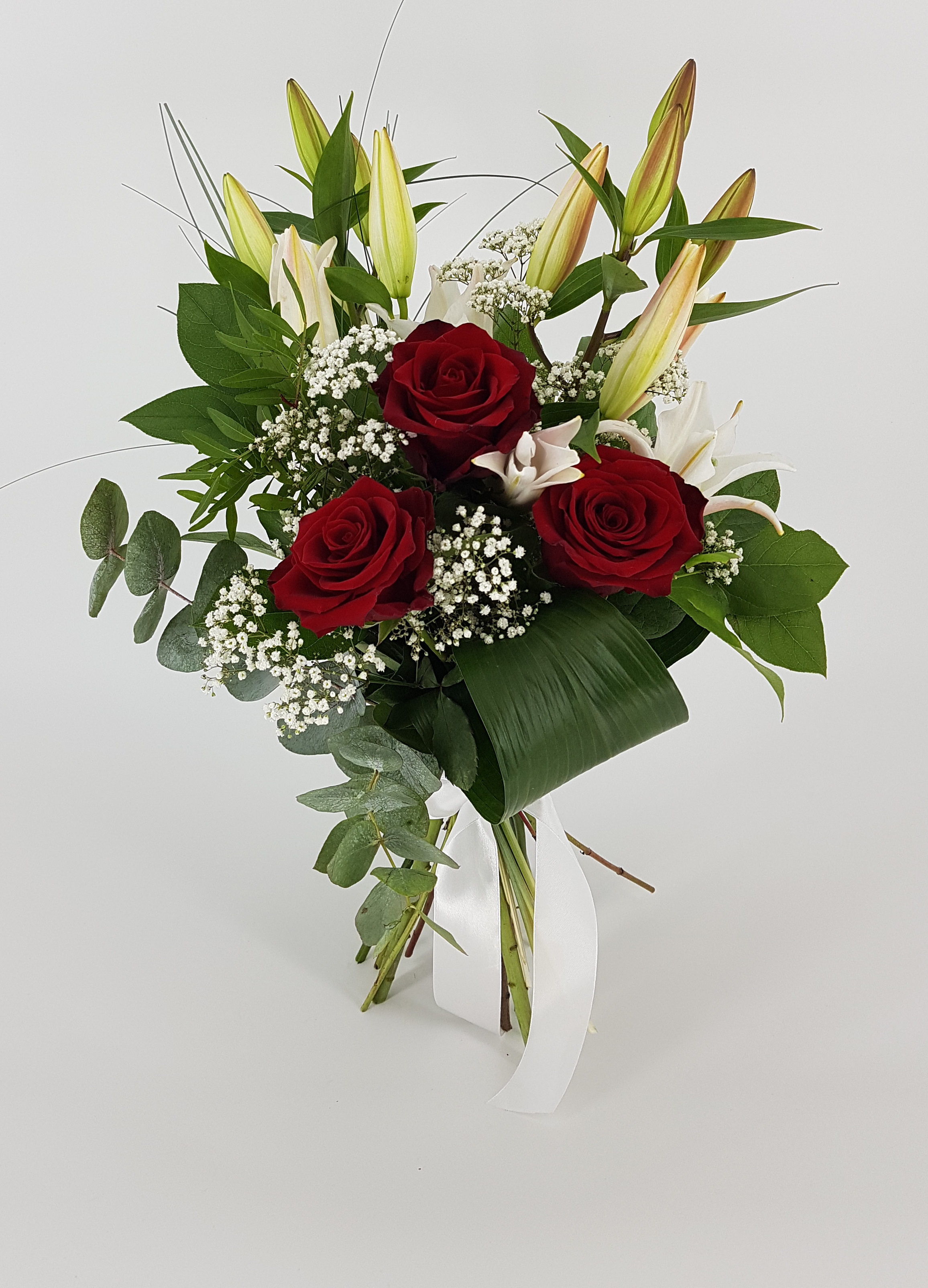 Buchet de trandafiri rosii si crini albi (Contrast Delicat)