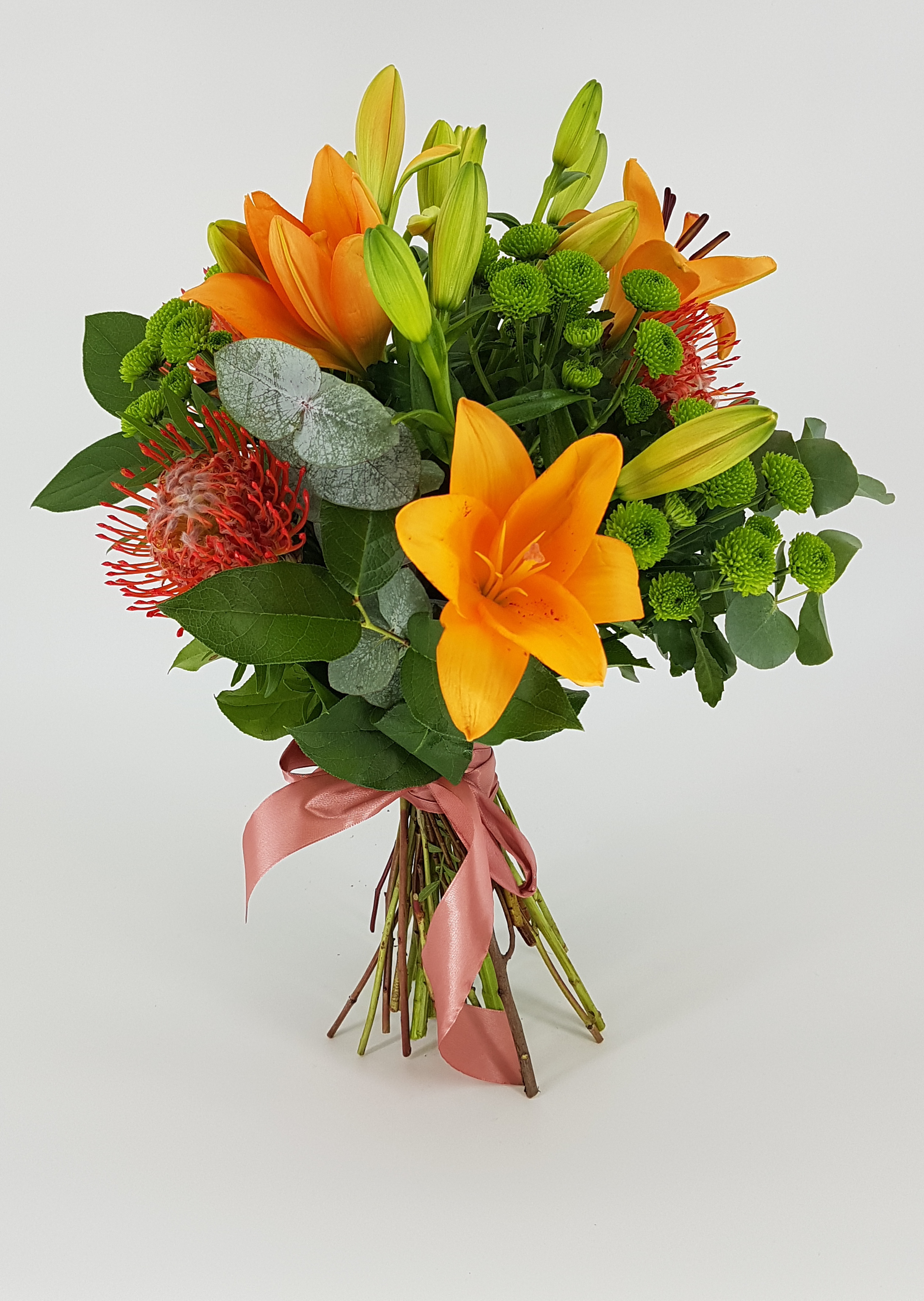 Gerbera, trandafiri, crini portocalii si lisianthus