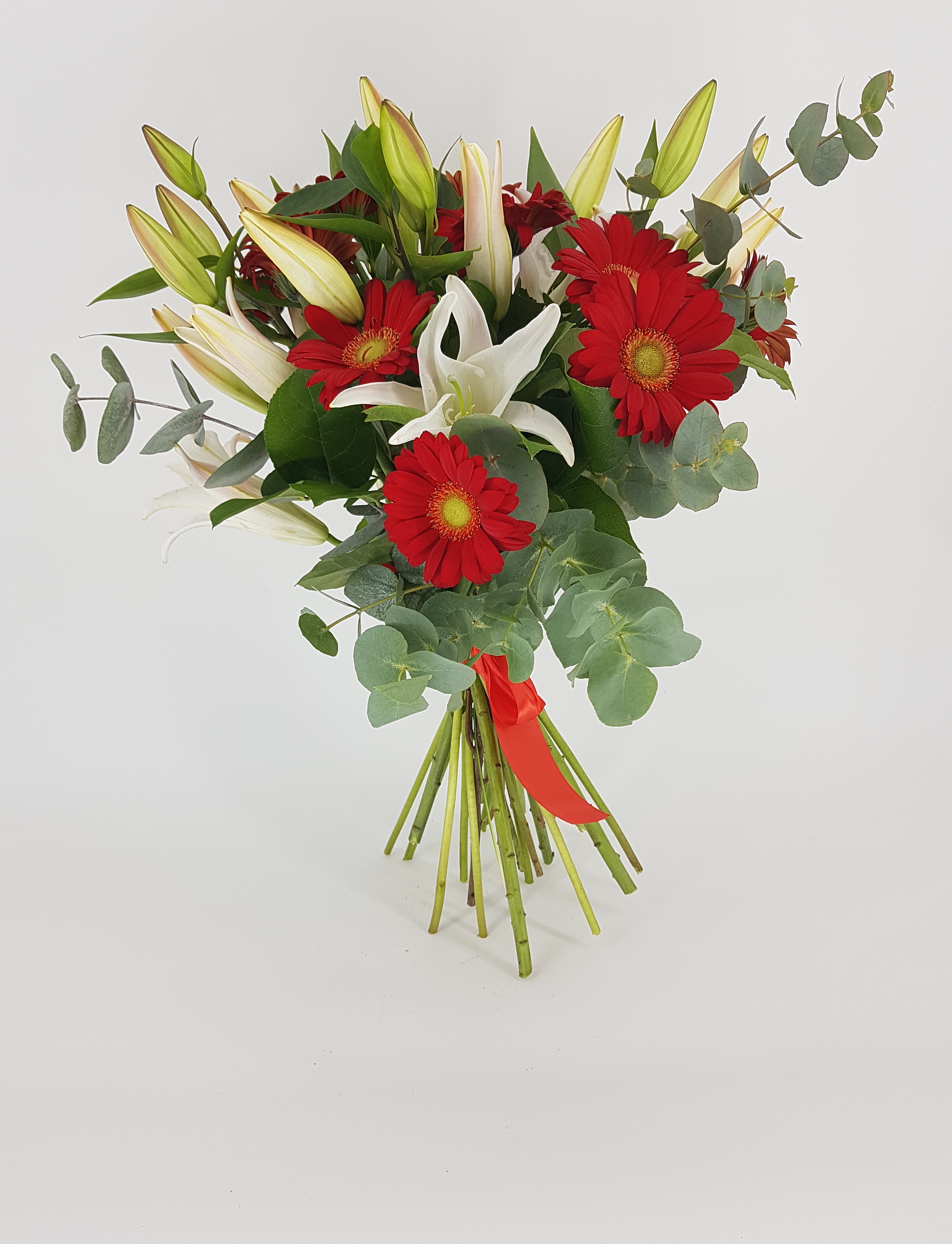 Buchet de crini albi si gerbera rosii cu verdeata mixta