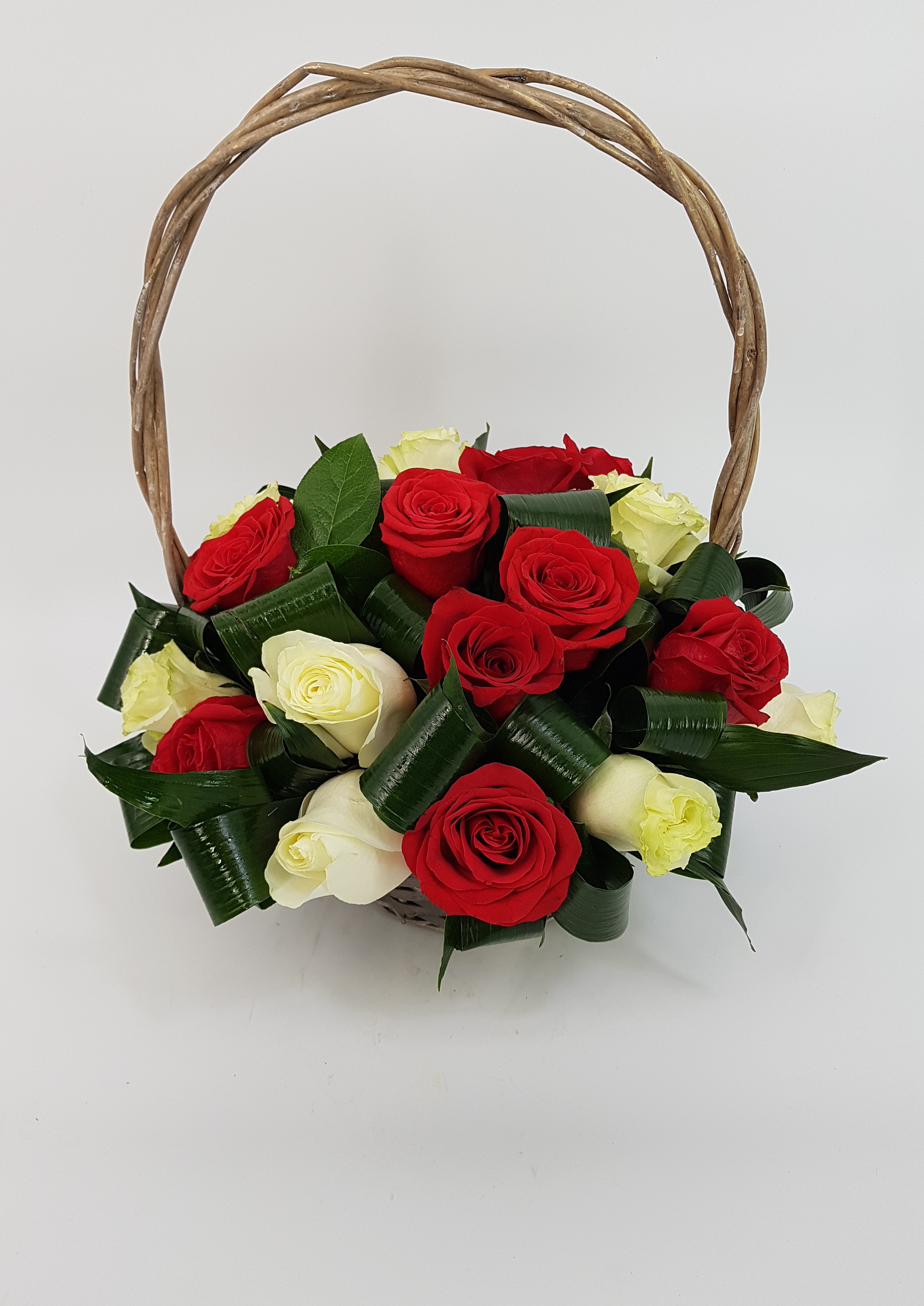 Cos de flori cu trandafiri rosii si albi