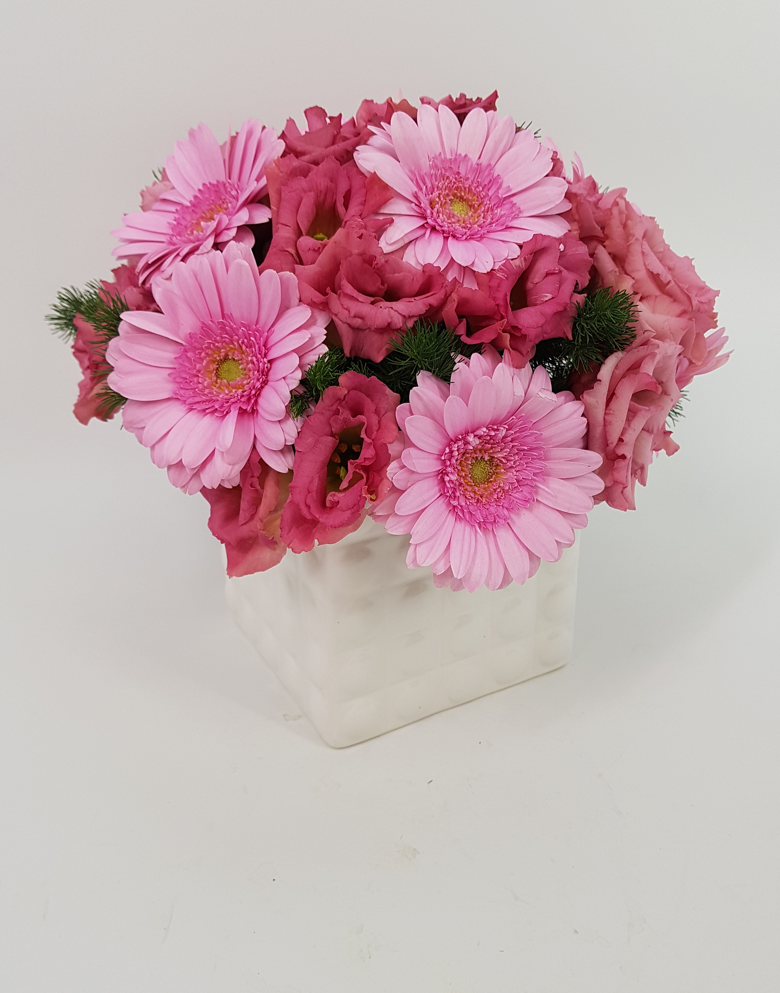 Aranjament floral din gerbera roz in cub de sticla